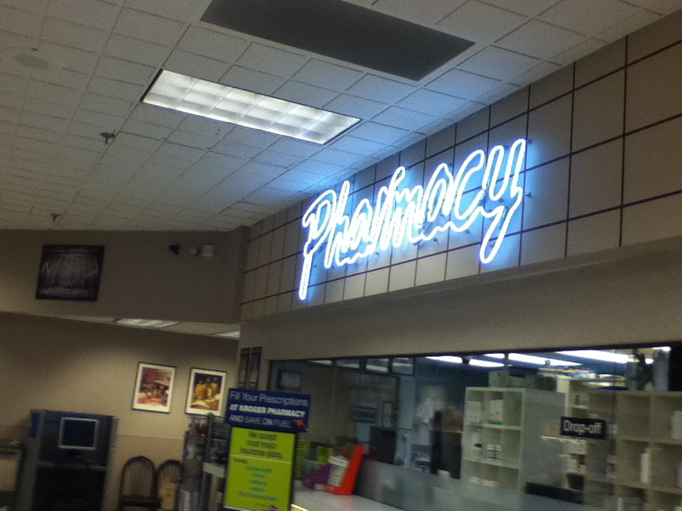 The Mid-South Retail Blog: Kroger Neon and Wannabe Neon Décor