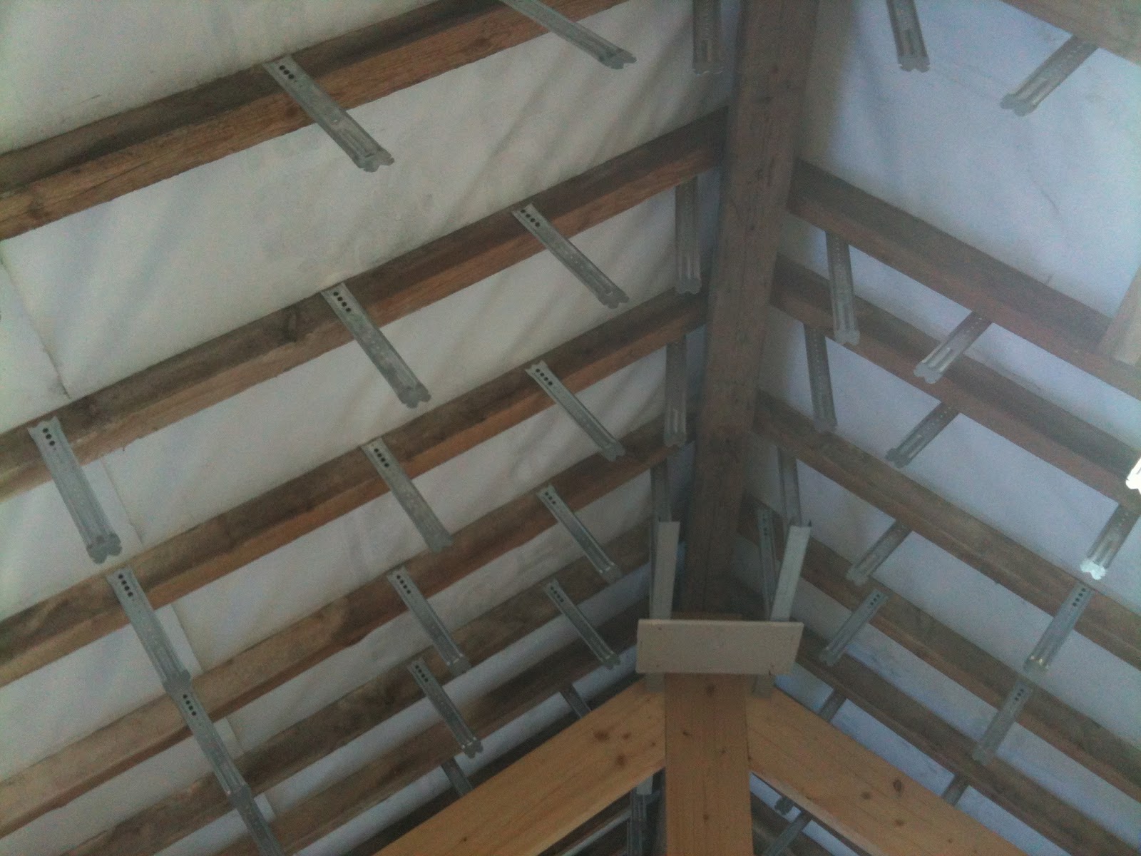 La grange qui deviendra Loft: La pose des suspentes