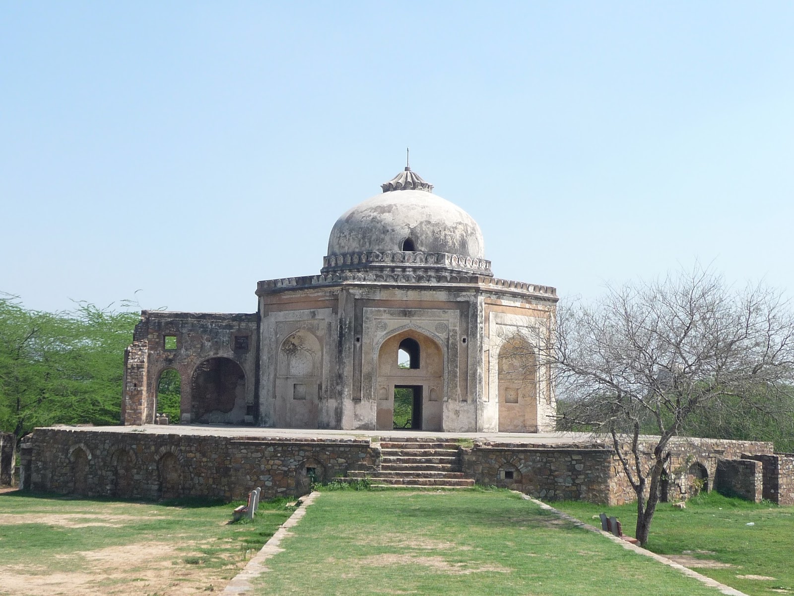 Delhi : Tomb of Quli Khan and British Agent Sir Thomas Metcalfe's Guest ...
