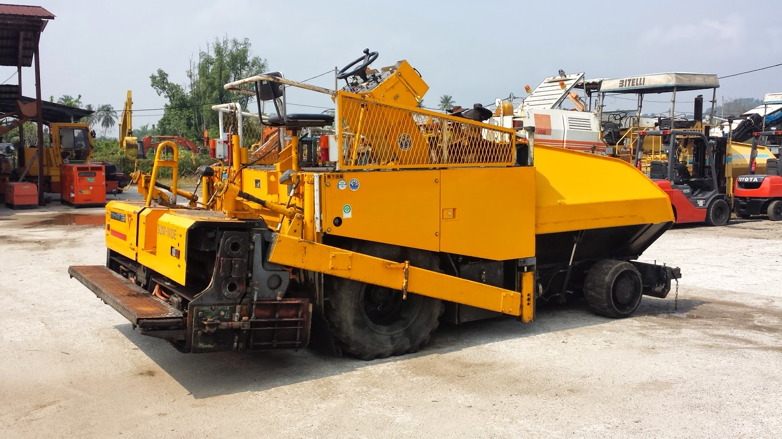 SOON SENG LEE HEAVY EQUIPMENT PLT: Sumitomo HA44W Asphalt Finisher / Paver