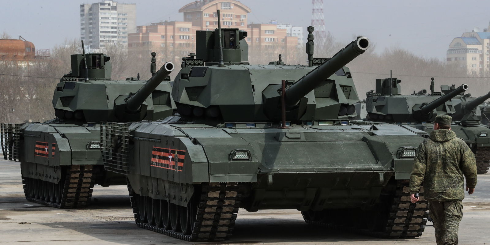 Los nuevos y letales tanques rusos T-14 'Armata' entrarán en servicio ...