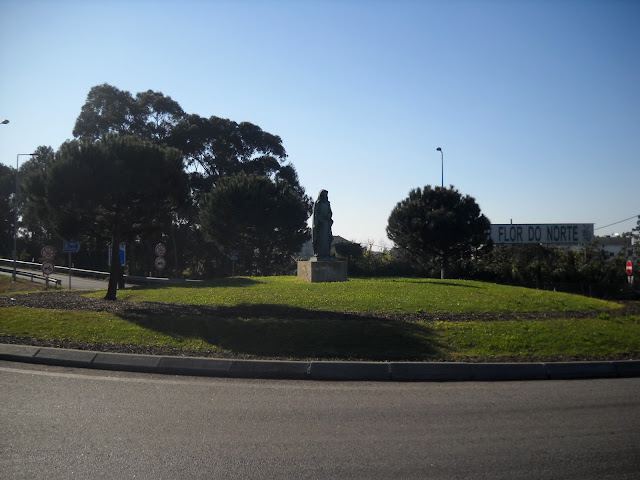 Viajar e descobrir: Portugal - Arcozelo - Rotunda com estátua de Santa ...