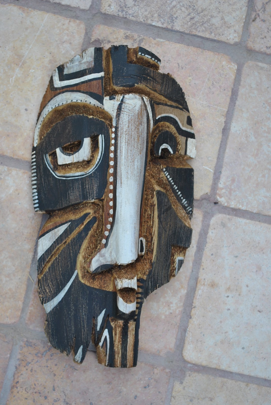 Que es lo que hay dentro de un árbol? : The lonely mask