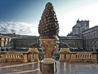 Réflexions sur trois points: Du symbolisme de la pomme de pin au ...