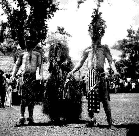 Clàssics Moderns: TOT SE'N VA EN ORRIS III: El poble ibo
