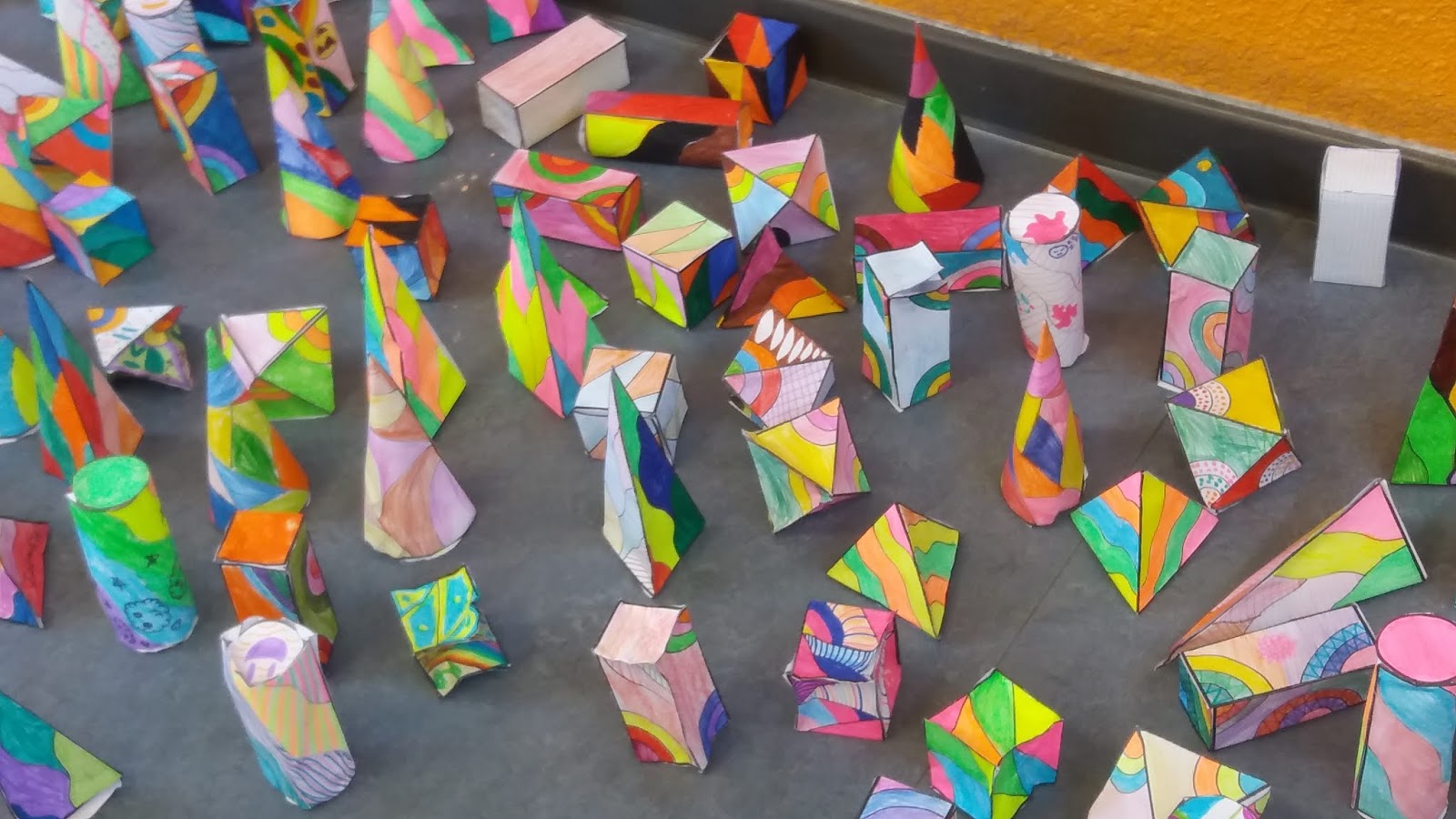 EL CUARTO MÁGICO: FIGURAS GEOMÉTRICAS A TODO COLOR