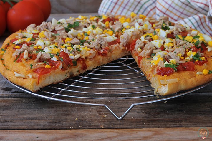 PIZZA DE TOMATE CON ATÚN, HUEVO DURO Y PIÑONES | El jardín de mis recetas
