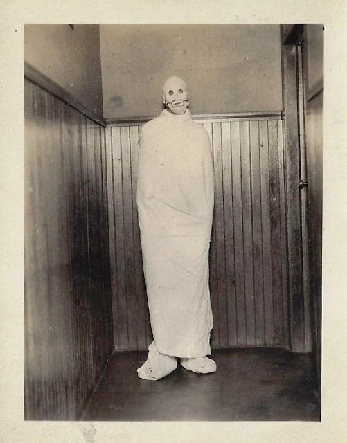 These 50 Creepy Vintage Photographs from the Early 20th Century Will ...