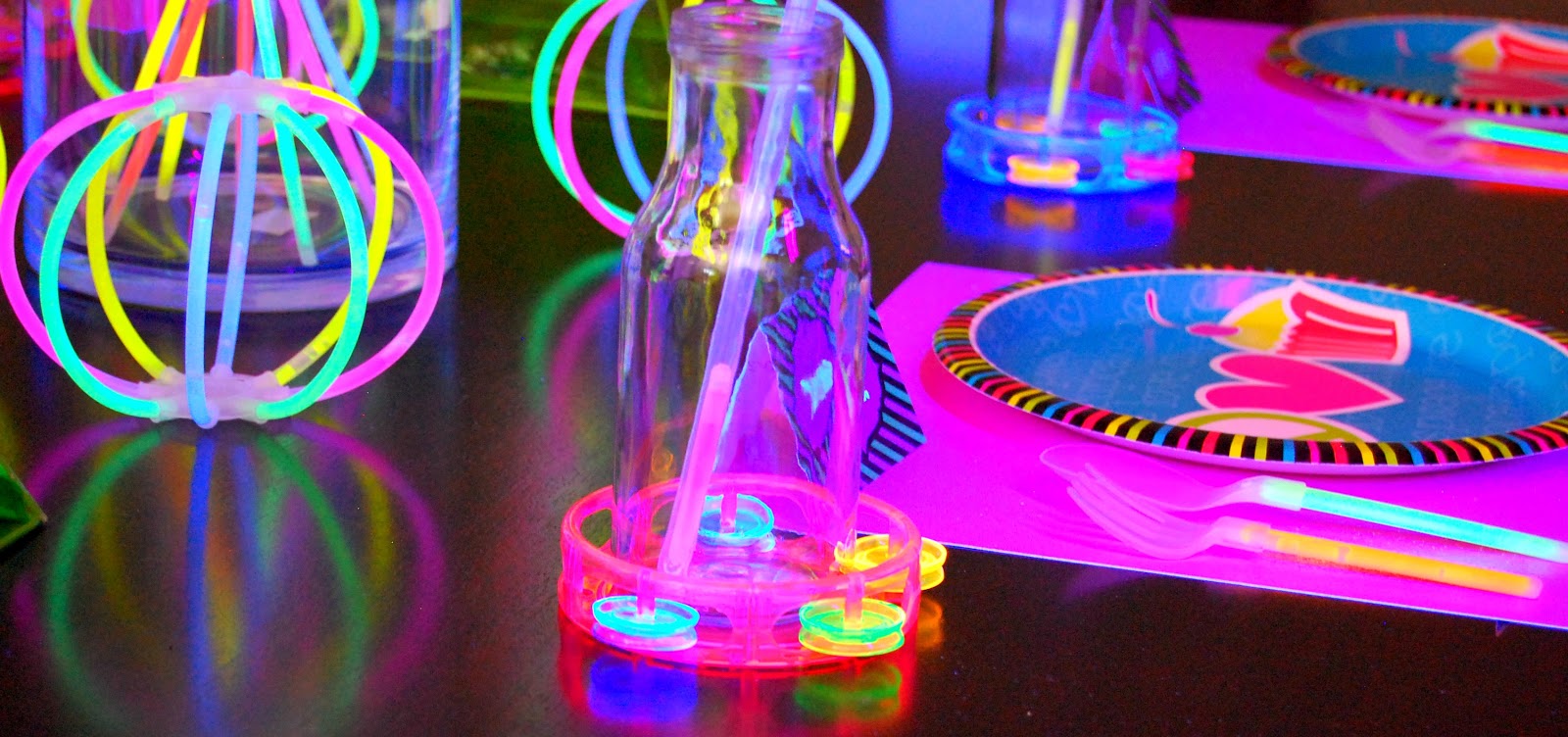 Simply Creative Insanity: Totally cool.....Neon Glow Party