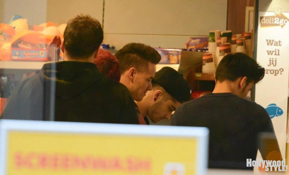 One Direction: Tienda de Comestibles en Amsterdam ~ Hollywood Style!