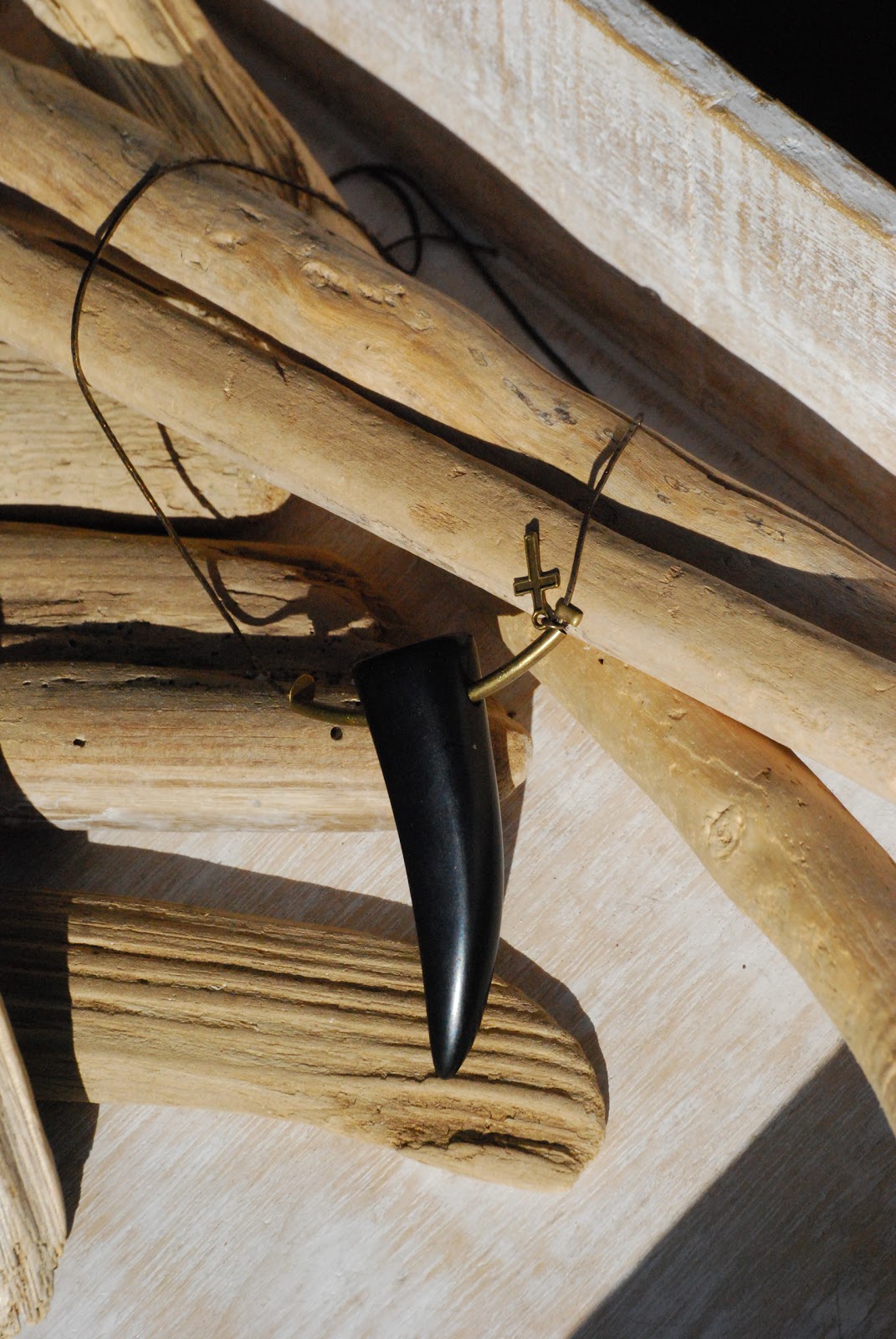 b e a c h & e a u: COLMILLO NEGRO....montado en cadena.....pieza única ...