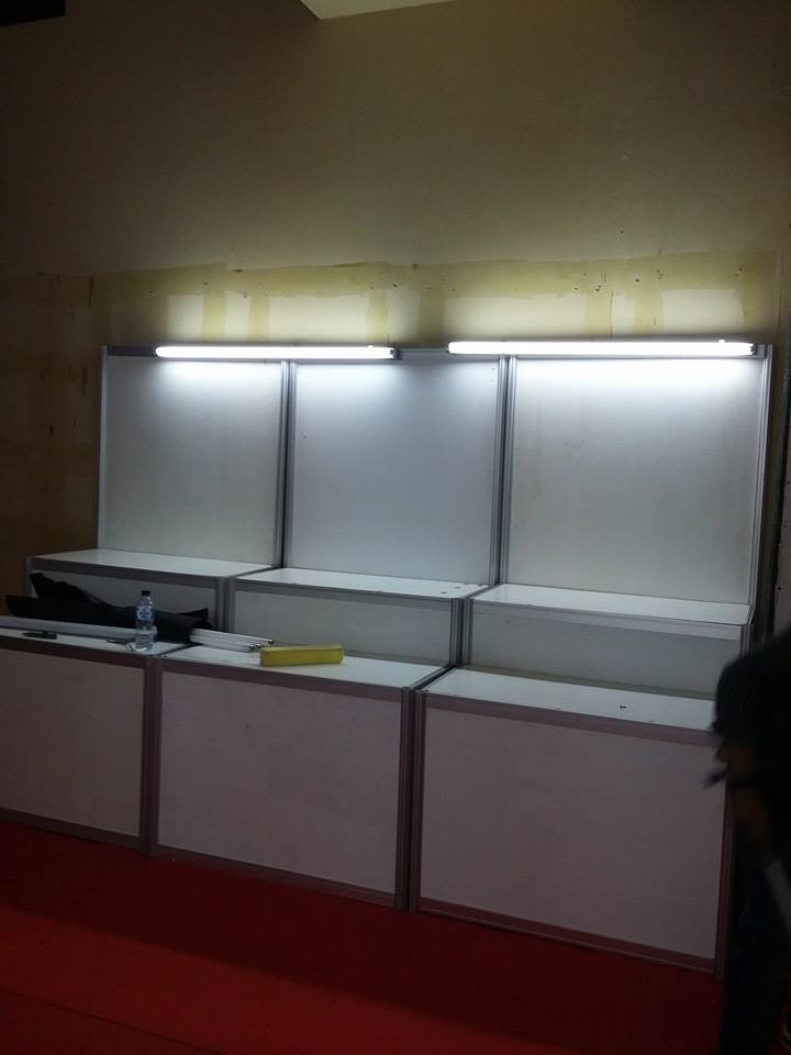 Jual dan sewa meja display R8 - sewa partisi pameran tangerang
