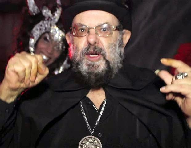 Zé do Caixão se recupera após infarto seguido de duas paradas cardíacas.