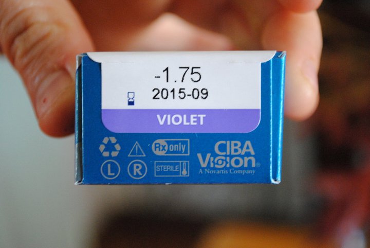 A Mermaid's Lagoon: Review of Freshlook Colors VIOLET Contact Lens