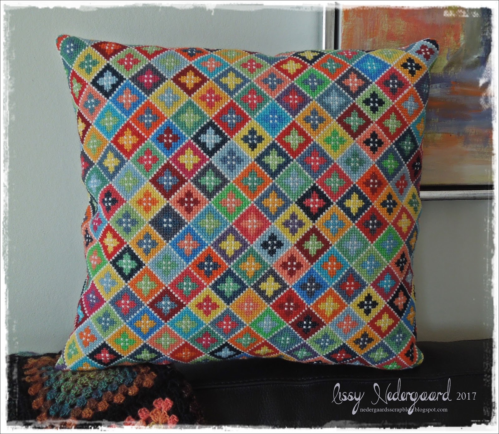 broderet+pude.JPG (1600×1392) | Korssting design, Hæklede puder ...
