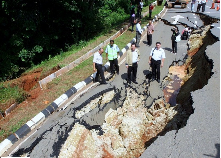 ctnhoney: Gambar Tanah Runtuh di Jalan Kuantan-Sungai Lembing