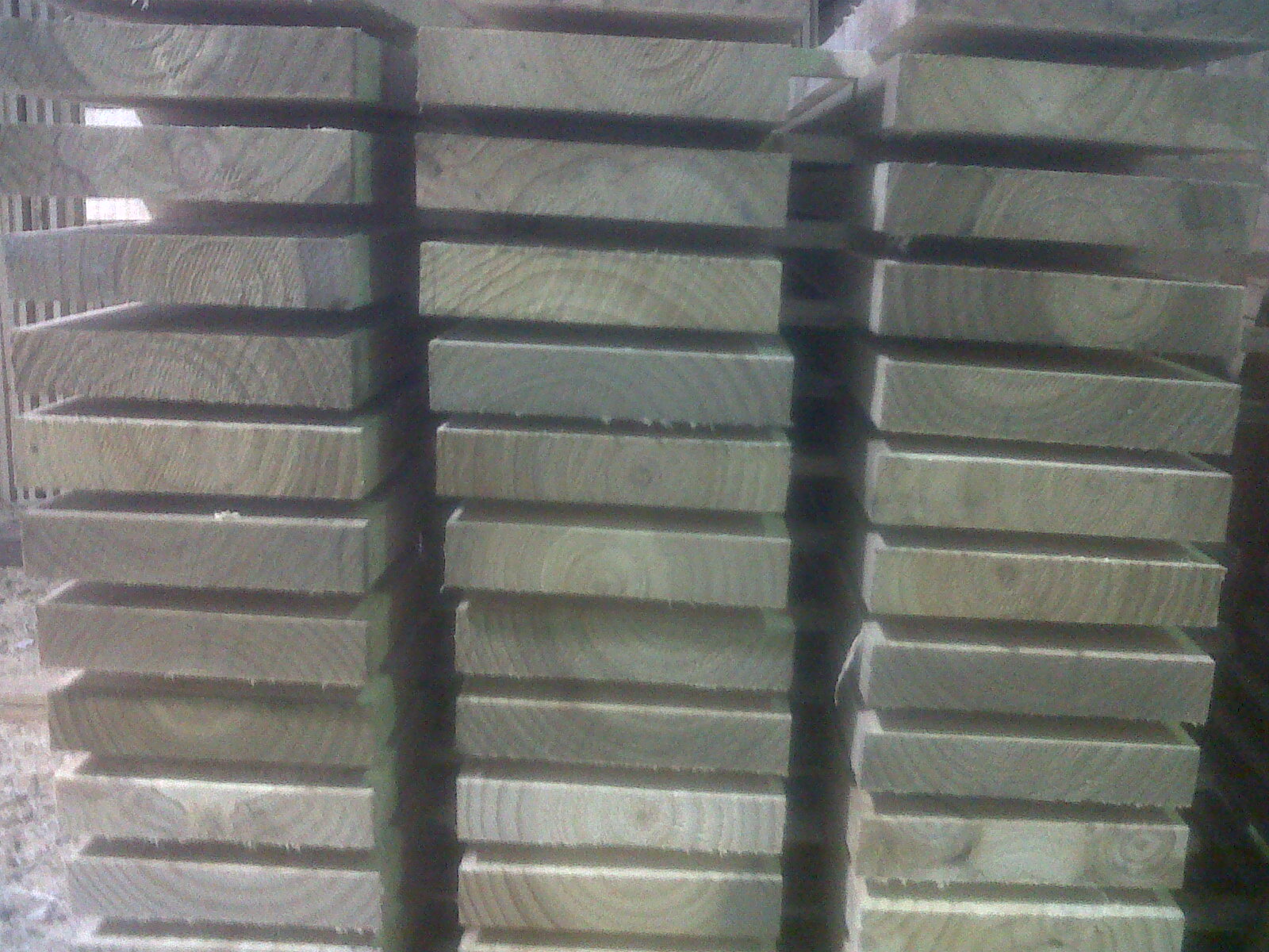 COMERCIAL RIO CAUTIN: PINO INSIGNE EN BRUTO Y CEPILLADA