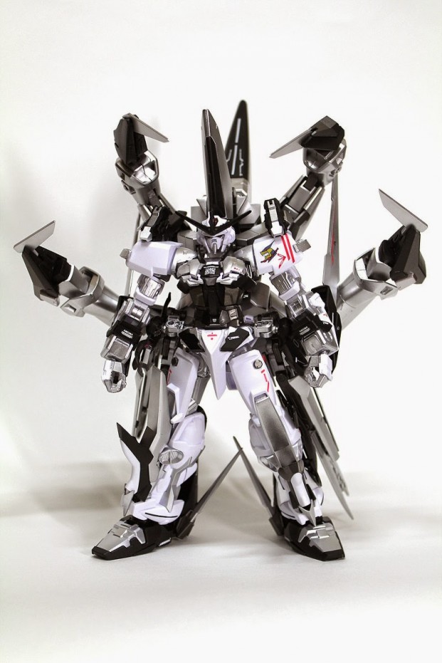 Custom Build: 1/144 Gundam Astray Silver Frame