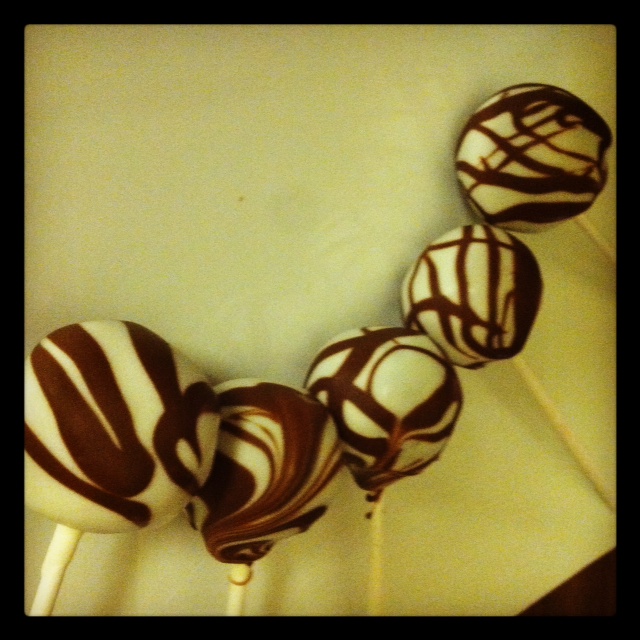 Amy's Cake Pop Shop!: Marble Cake Pops!!