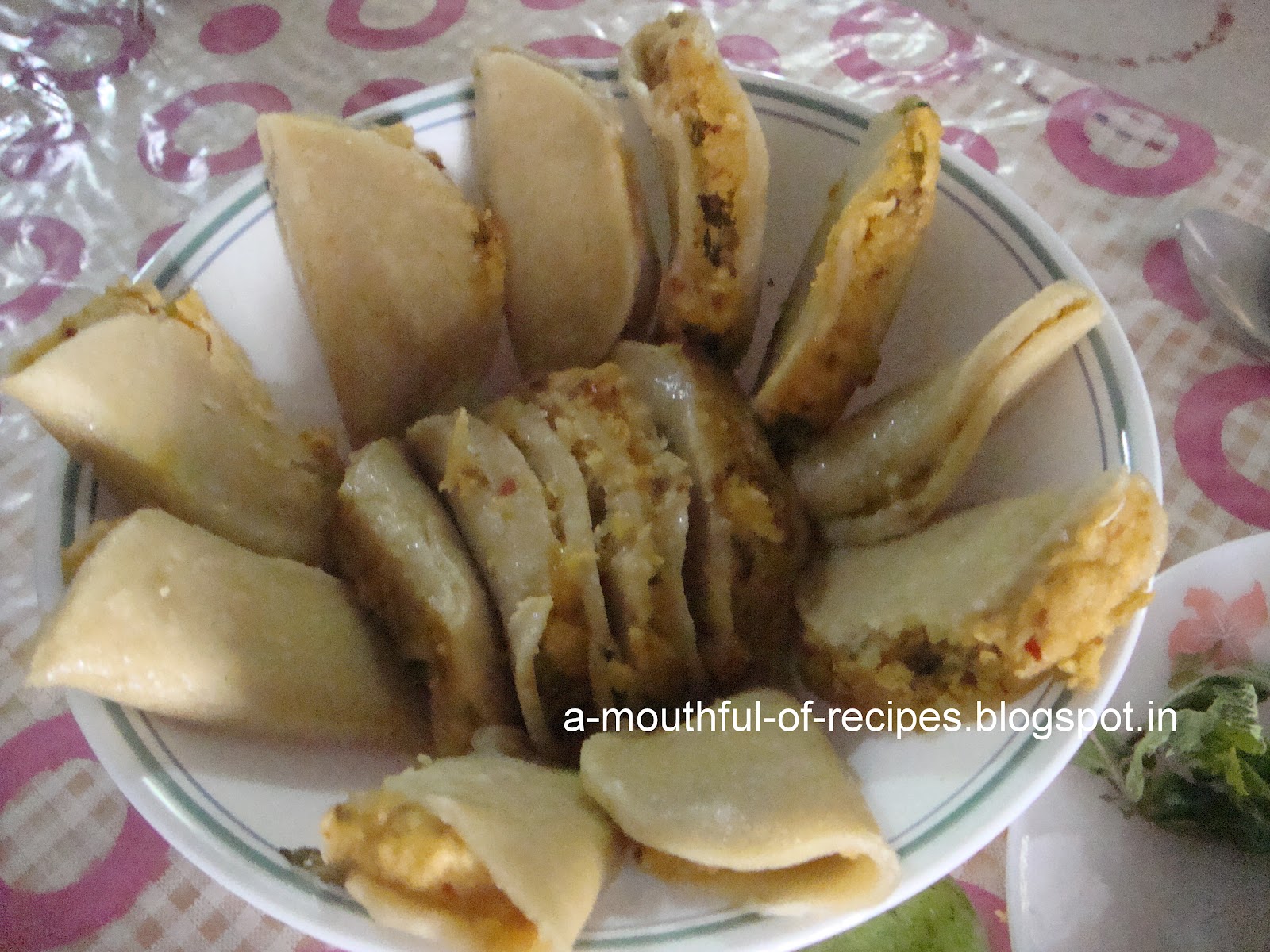 A Mouthful Of Recipes: Fara (Stuffed Rice Dumplings)