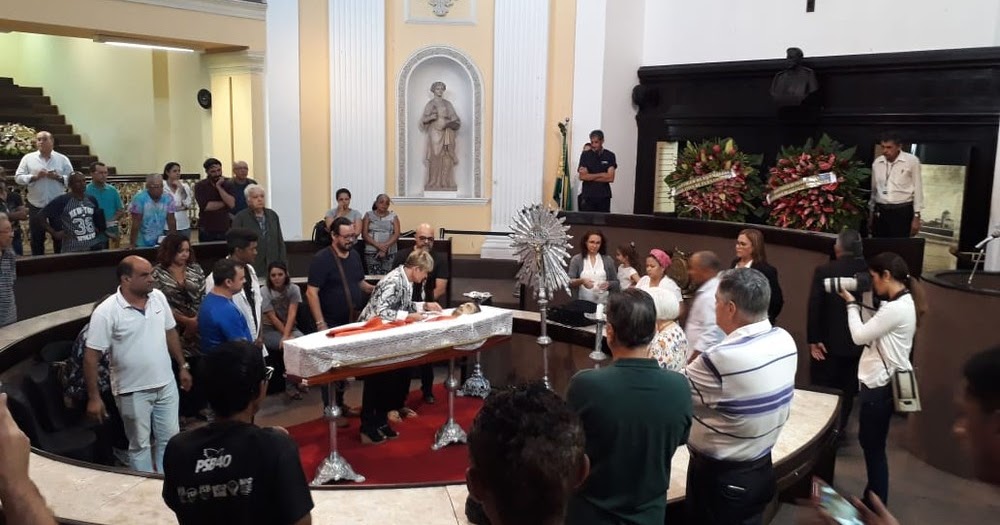 Corpo do ator José Pimentel é velado no plenário da Alepe, no Recife