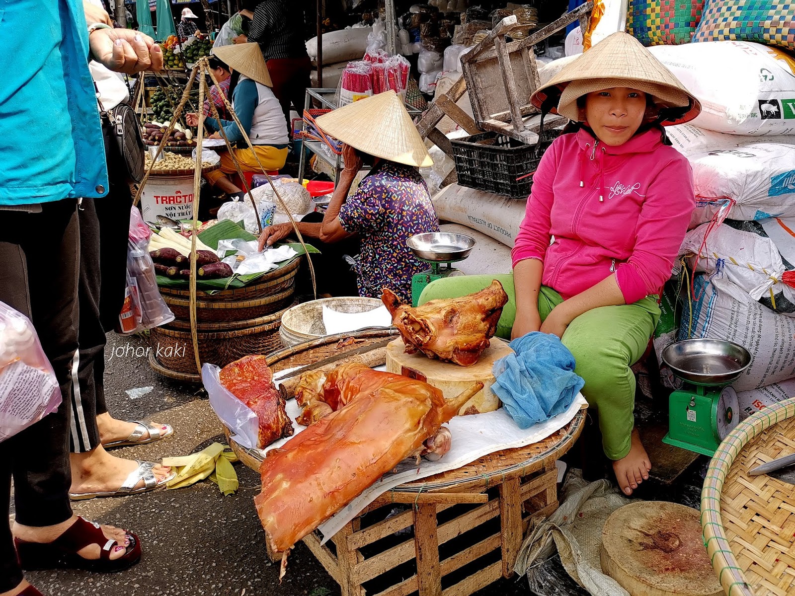 Things to See & Eat at Historic Cho Dong Ba Market in Hue |Tony Johor ...