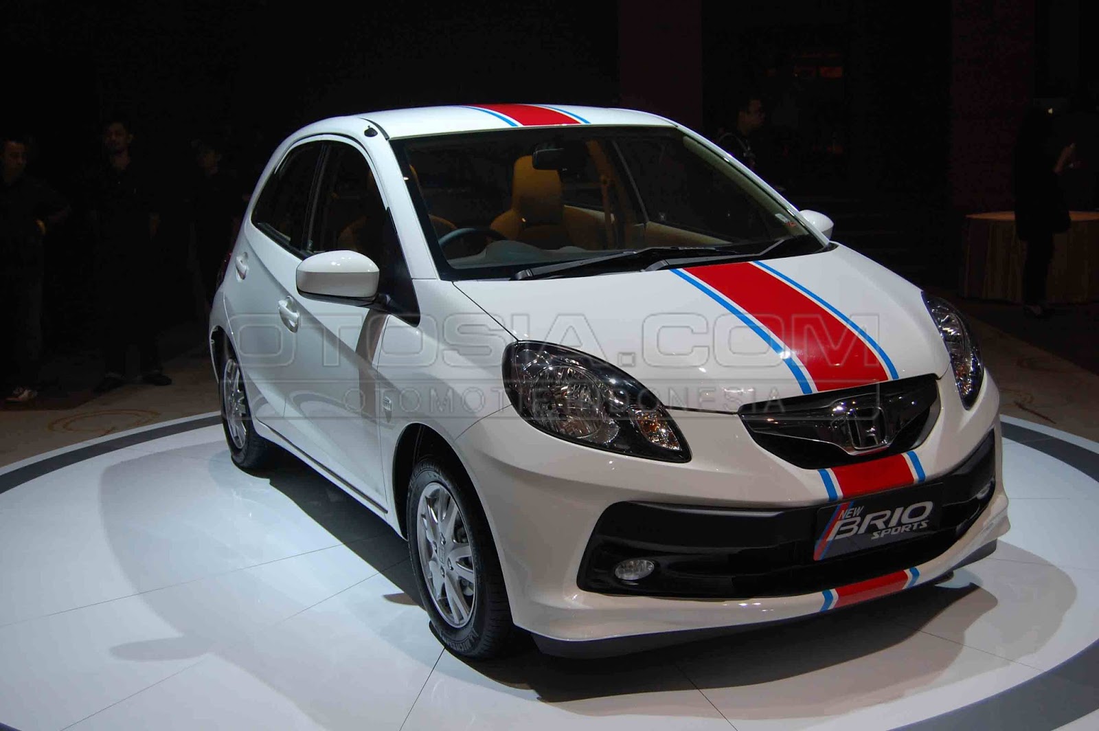 Dunia Otomotif: Selain Brio Satya Honda Luncurkan Honda Brio 1.2 AT dan ...