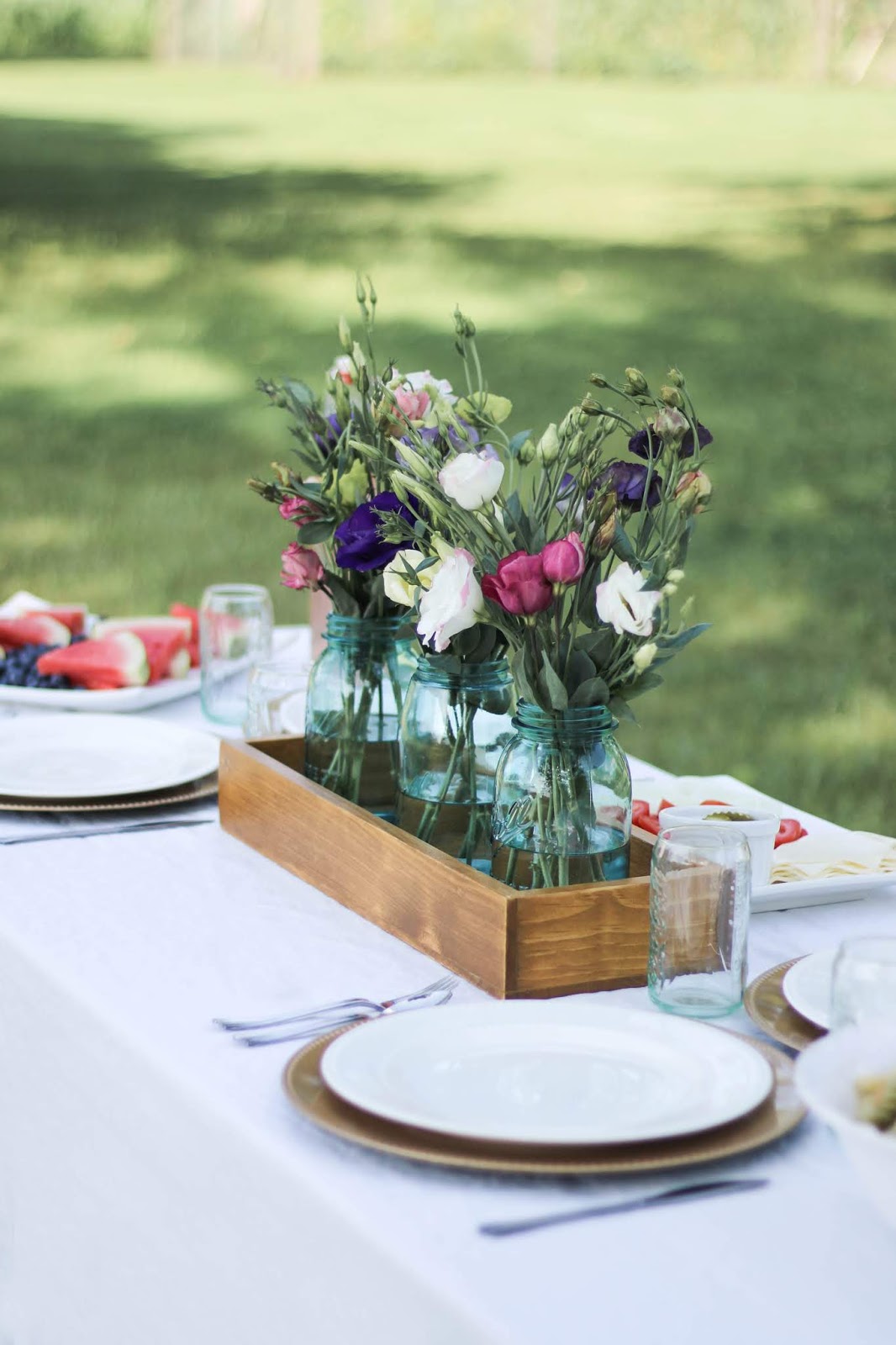 STYLED SUMMER PICNIC TABLESCAPE + ESSENTIALS | A Classy Fashionista