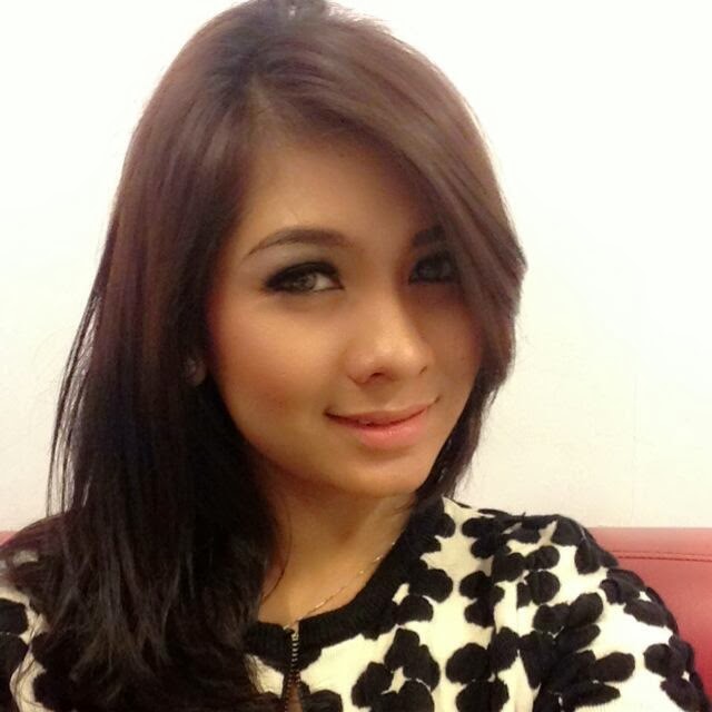 PUTRI ANGGRAINI FOTO CANTIK - ZONA ARTIS LAGI
