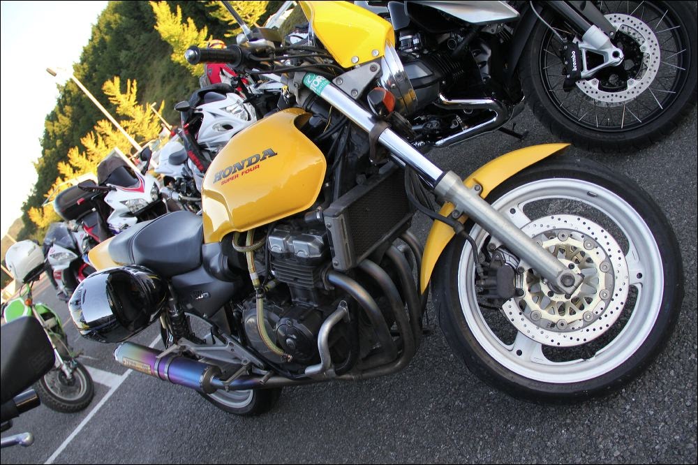 ROAD RIDER: HONDA CB400SF Yellow