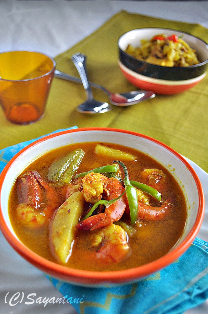 Jhinge Chingrir Patla Jhol (Light Soupy Prawn curry with Ridge Gourd ...