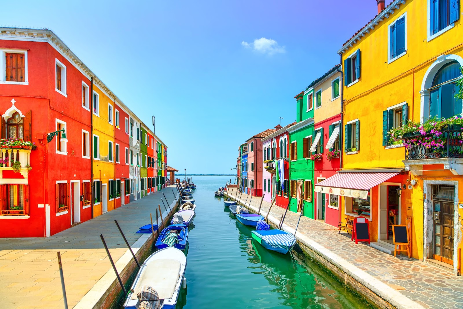 Let's travel the world!: The colorful isle of Burano!