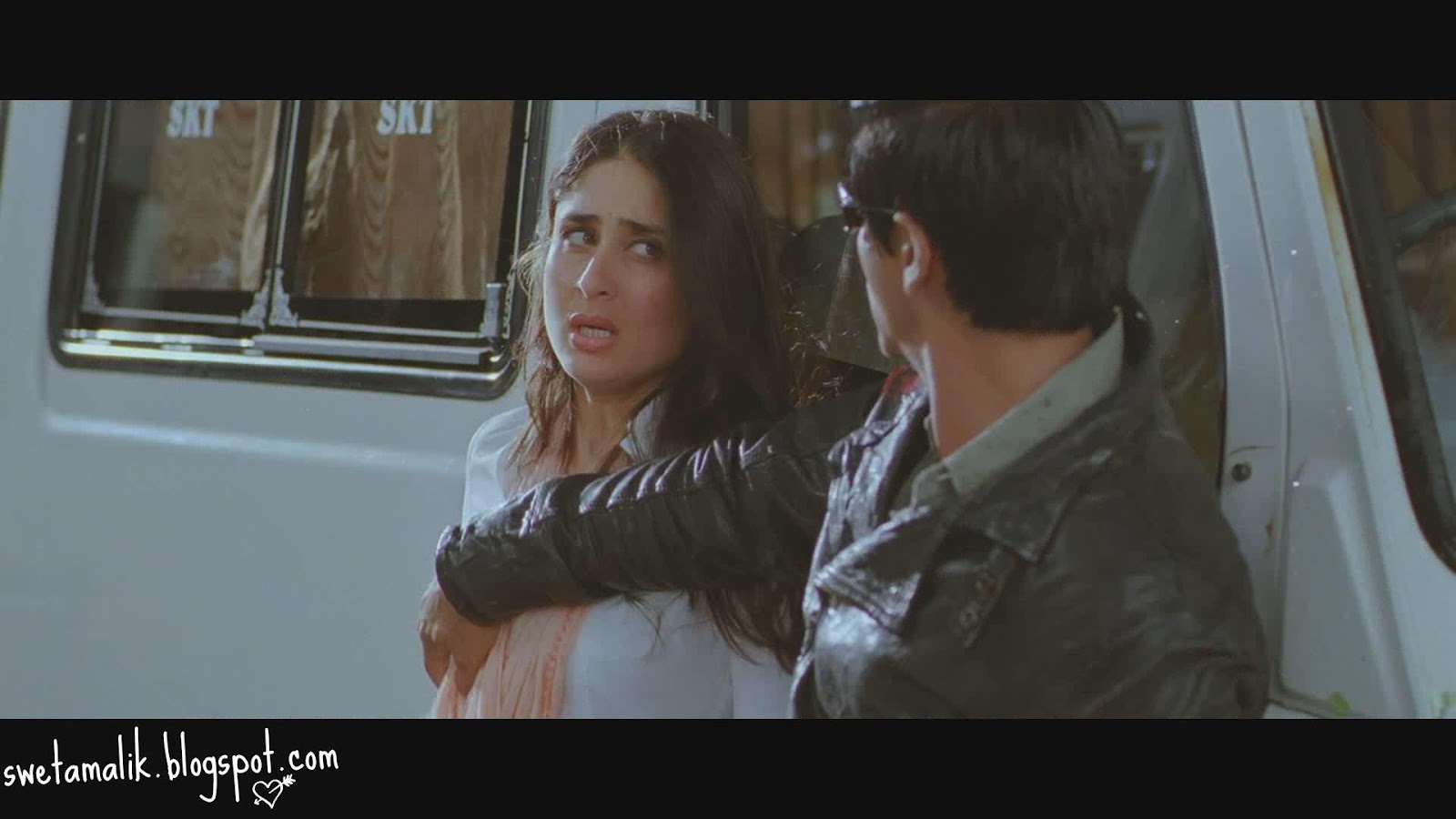 Sweta Malik's Dirty Picture®: Kareena Kapoor Boob Press by Shahrukh Khan in movie Ra-One