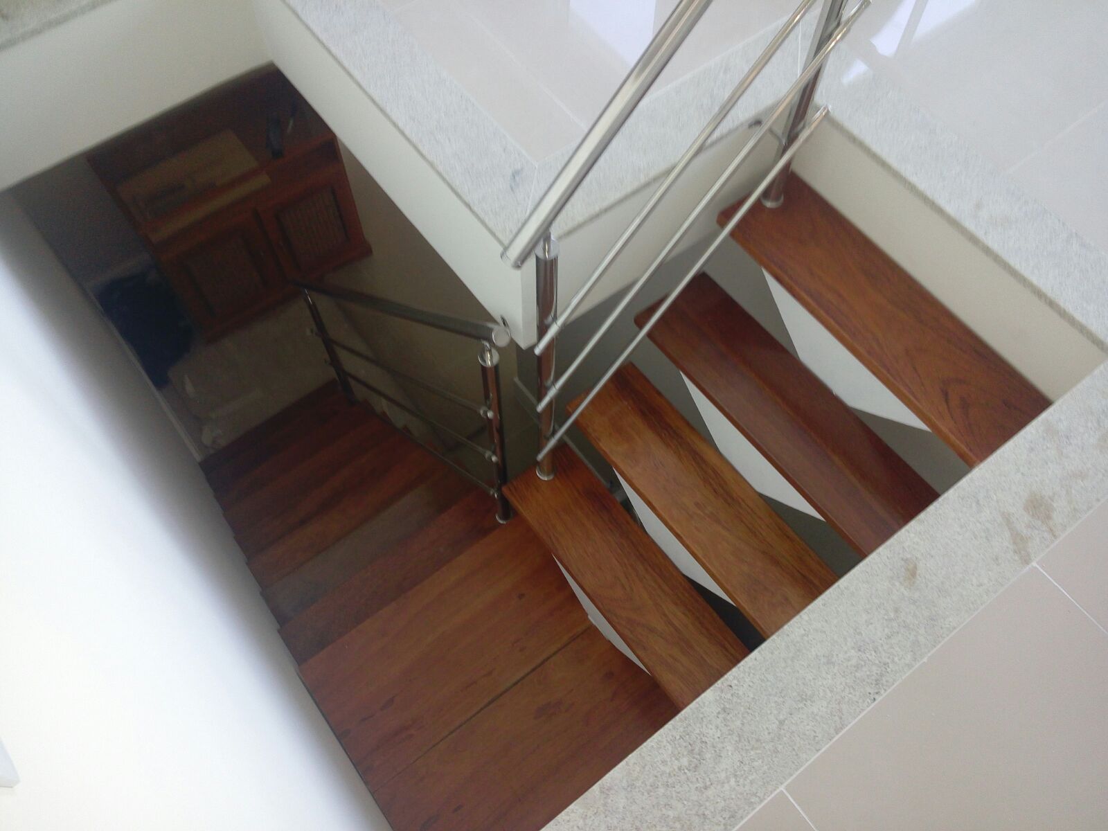 Metal Estilo - Escadas e coberturas: ESCADA EM L COM VIGA CENTRAL ...