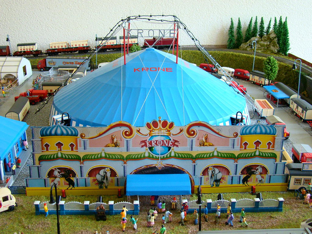 Circusmodellbau: Circus Krone 1:87
