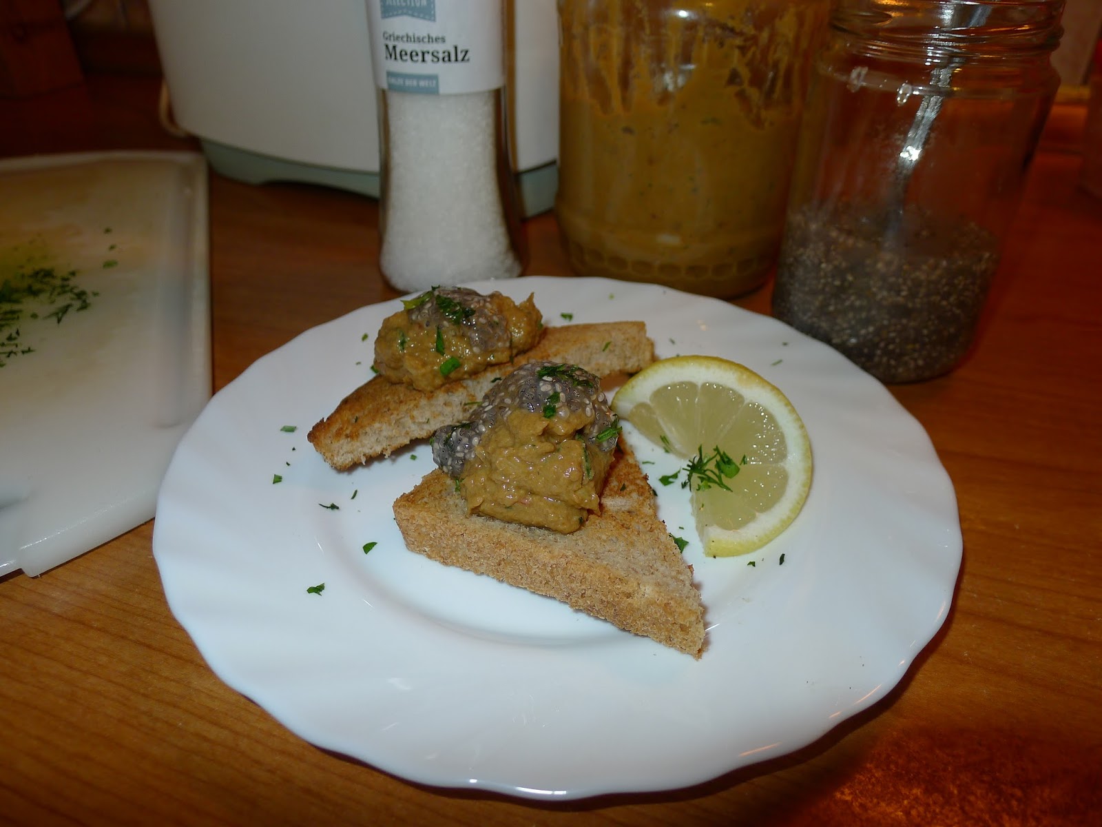 Tati-gateste!: Pateu de peste cu avocado si "icre" de chia