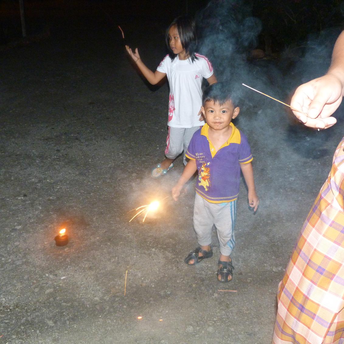 ~StoRiEs Of Us~: Jom main bunga api..