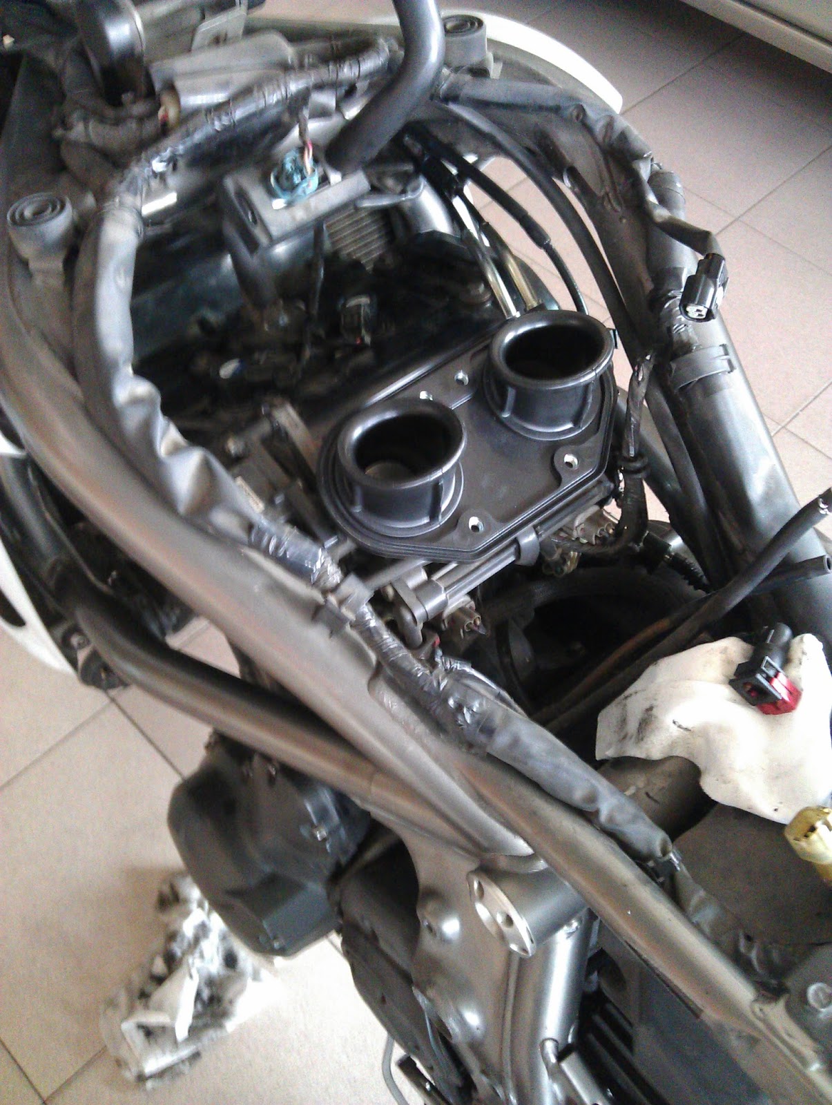 Motorcycle Tour: Er6n/F/650R tank and air box removal