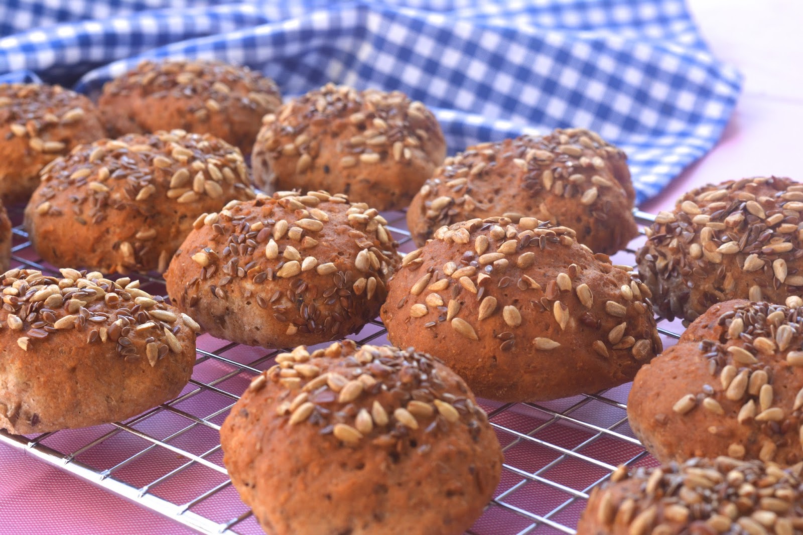 Saftige grove rundstykker