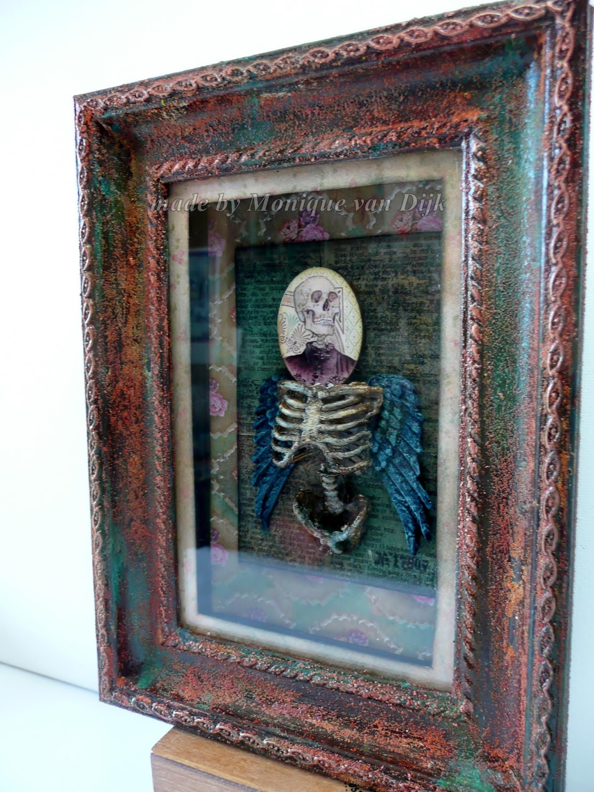 MONIQUE'S PRETTY DARK ART: Assemblage art, altered frame