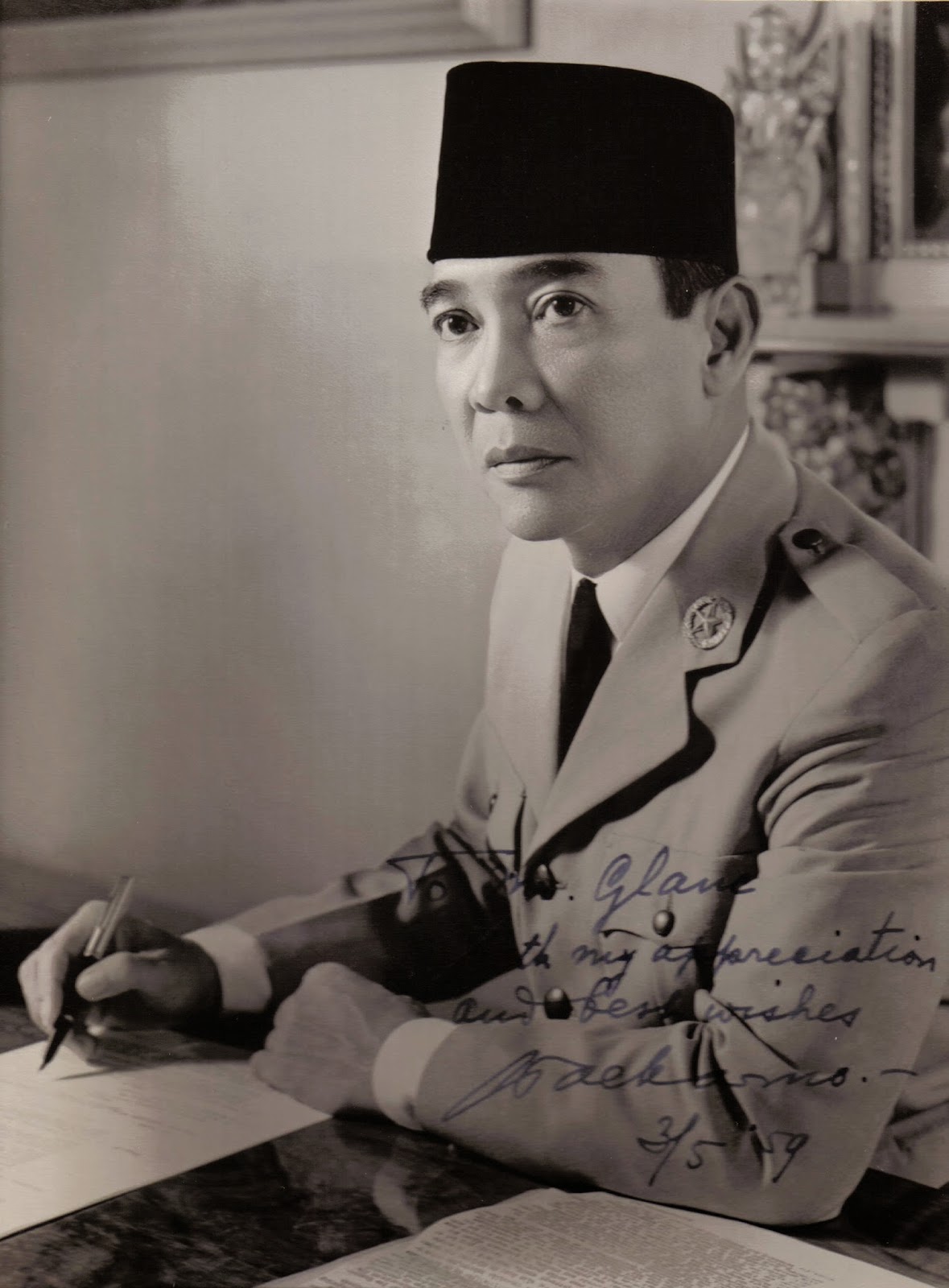 BIOGRAPHY ARTICLES: Sukarno