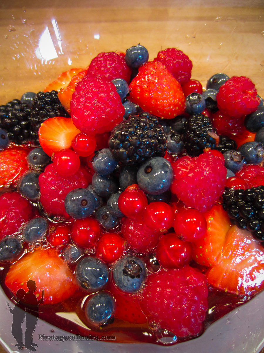 Piratage Culinaire: Salade de fruits rouges arrosée de jus de fraise