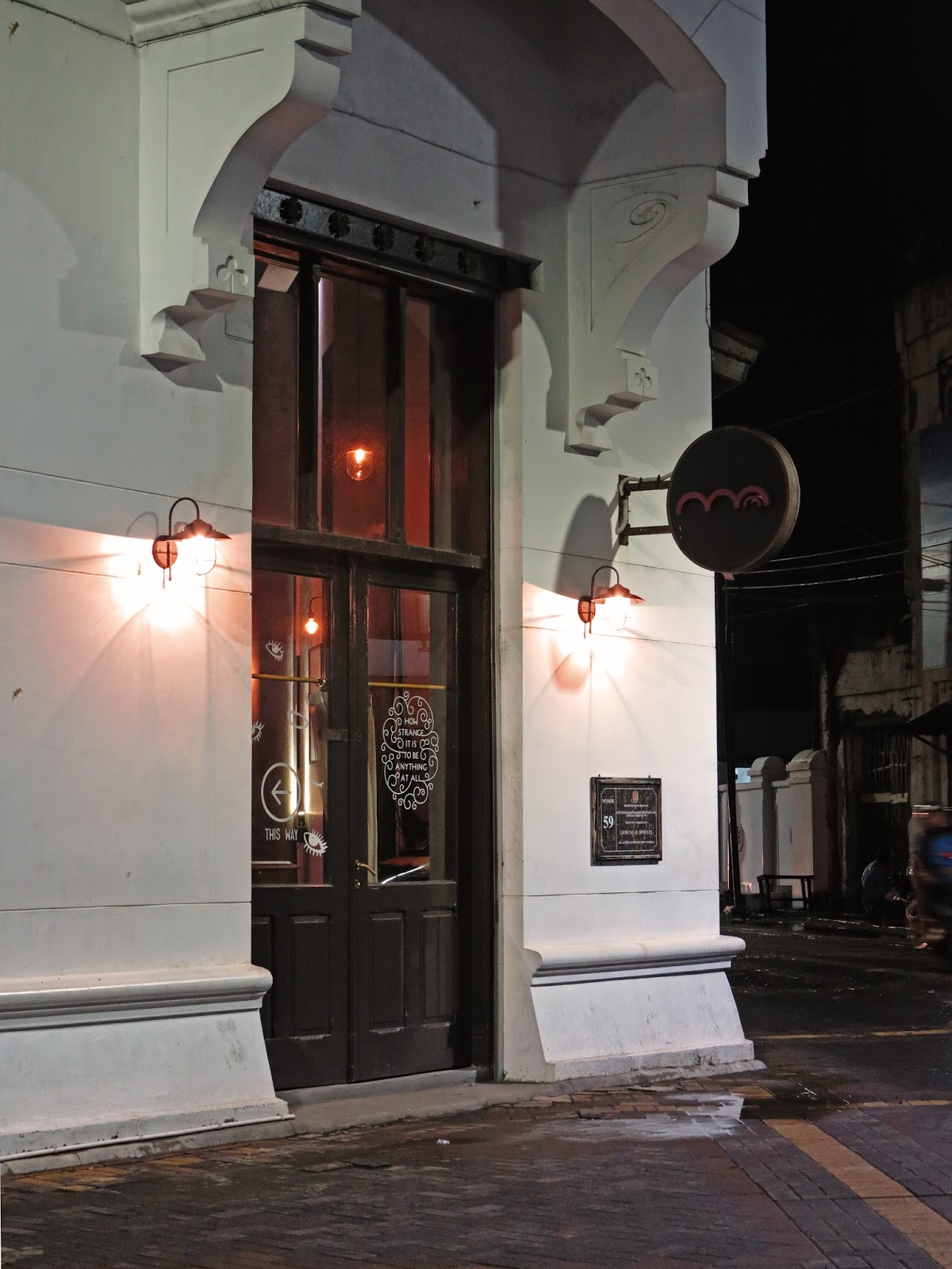 SPIEGEL BAR & BISTRO : Western Atmosphere Bar - ELIZABETHANNAH