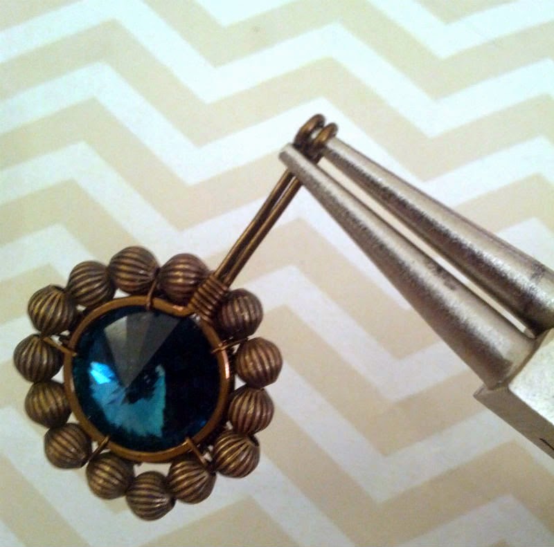 Malfait Luciu: Free Tutorial - Beaded Wire Rivoli Bezel