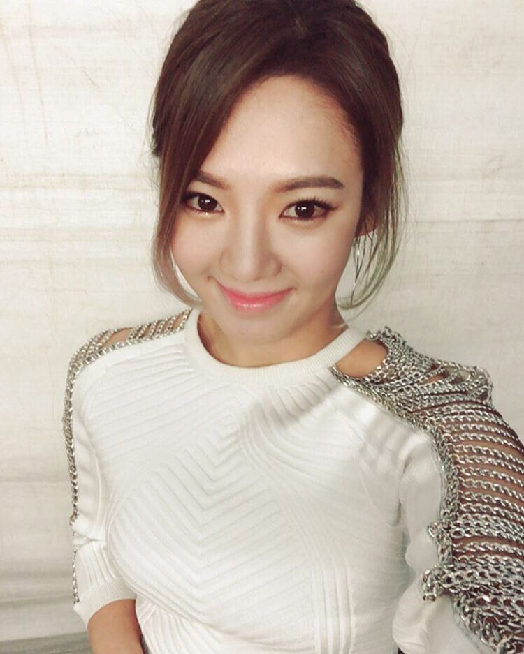 SNSD's HyoYeon posed for gorgeous photos at the backstage of SBS Gayo ...