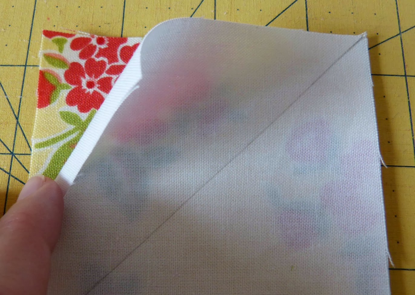 Pretty Little Quilts: Summer Beach Quilt Tutorial Part I - Fish Block