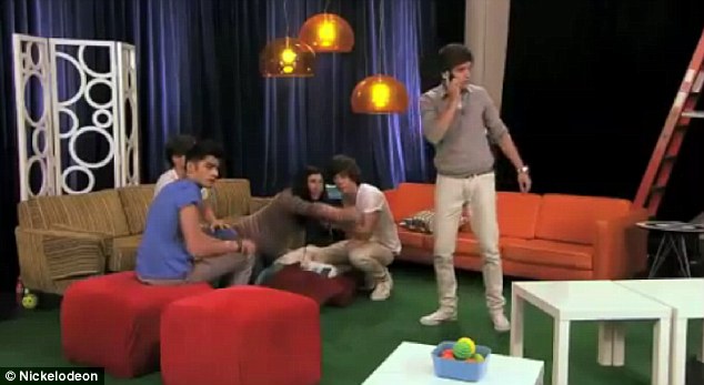 NickALive!: One Direction's Louis Tomlinson And Zayn Malik Help ...