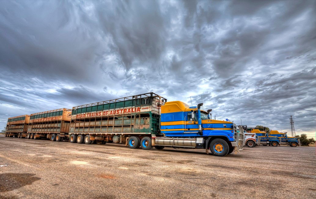 Sally and Sam: Spectacular video Road trains in the Australian Outback