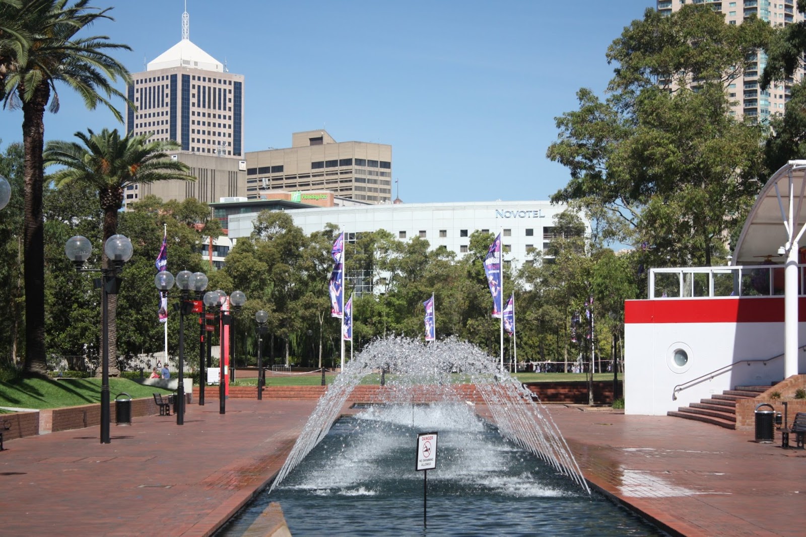 Sydney - City and Suburbs: Darling Harbour, fountain