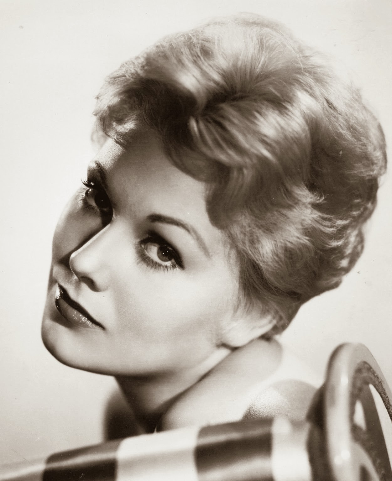 Slice of Cheesecake: Kim Novak, pictorial